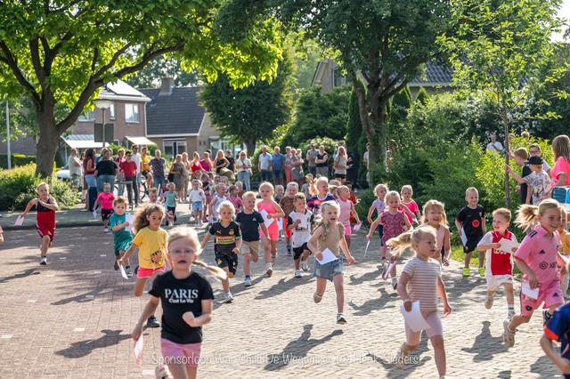 Leerlingen basisschool De Wegwijzer in Alteveer lopen geld bij elkaar ...