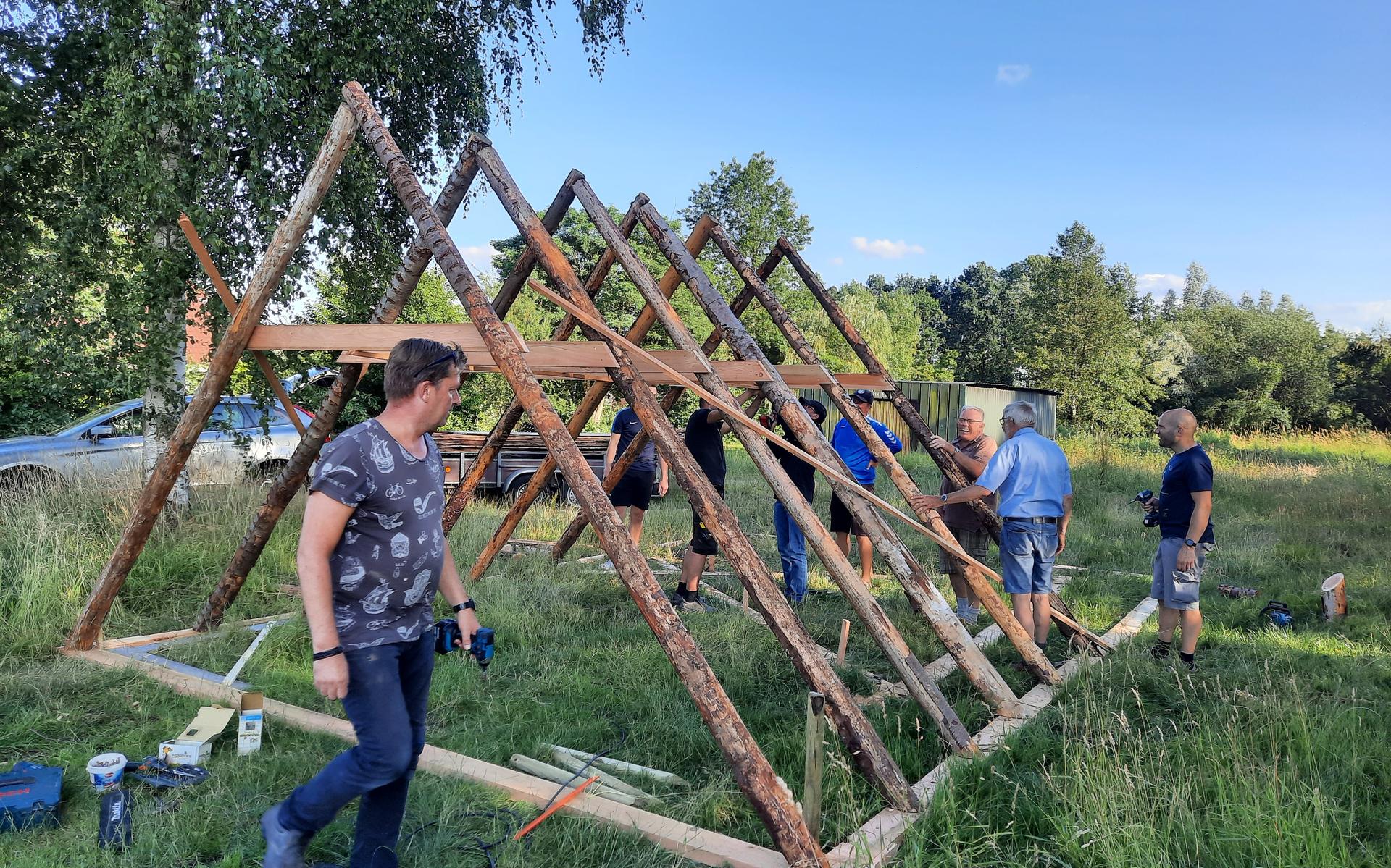 Schutters bouwen een plaggenhut langs Hoogeveensche Vaart: 'Vroeger ...