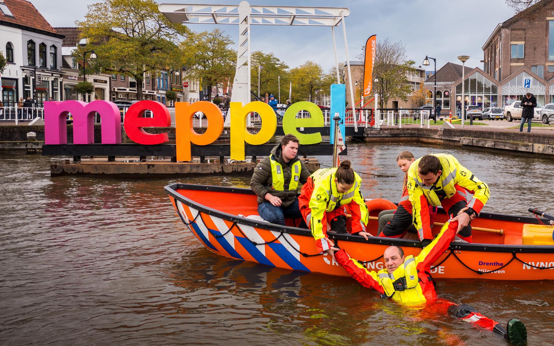 Reddingsbrigade Meppel zoekt nieuwe aanwas en laat zich zien in gracht ...