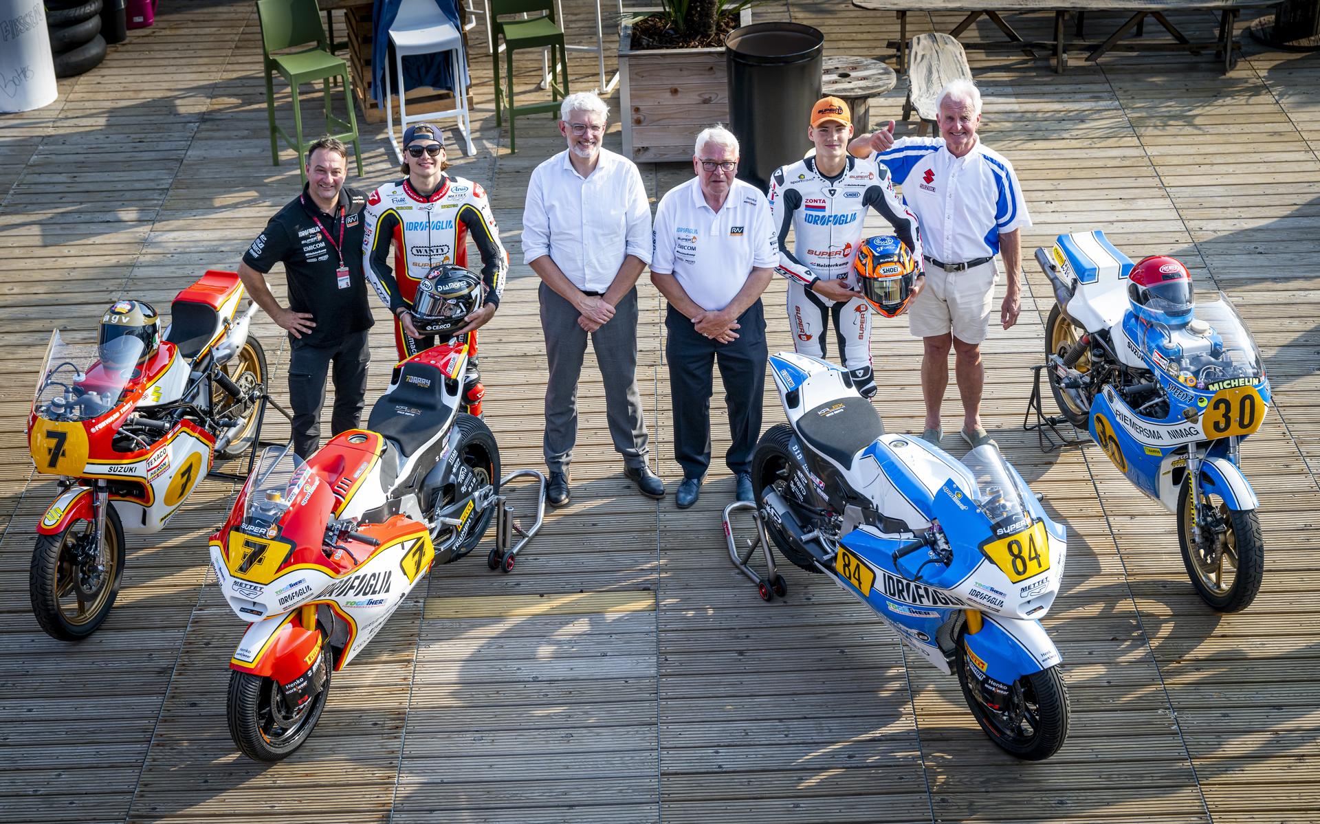 Raceteam Waninge uit Dwingeloo eert TT-zege Wil Hartog met speciale ...