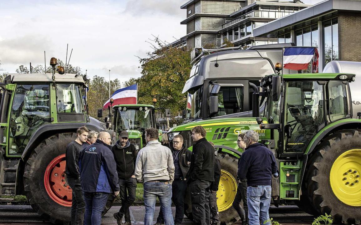 Boerenprotest bij provinciehuis Zwolle tegen dwangsommen, ME paraat ...