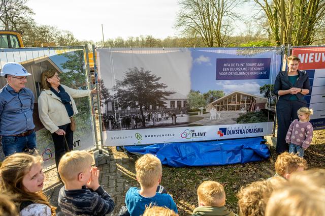 Jong en oud markeren nieuwe start dorpsgebouw De Flint in Nietap. ‘Dit ...