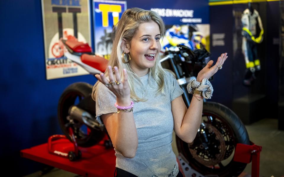 Eline (25) uit Twente richtte het tijdelijke TT-museum in. ‘TT is ook ...