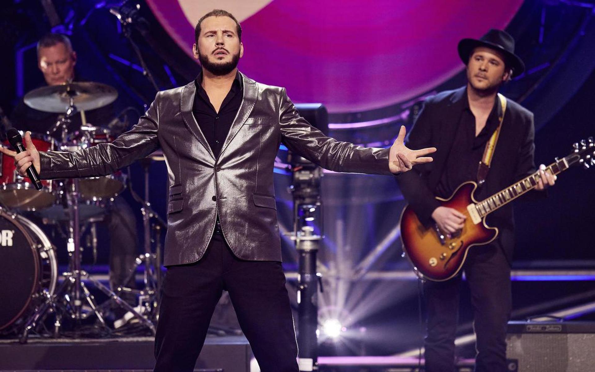 Bouke, de Elvis uit Emmen, wint finale The Tribute op SBS6 en mag ...