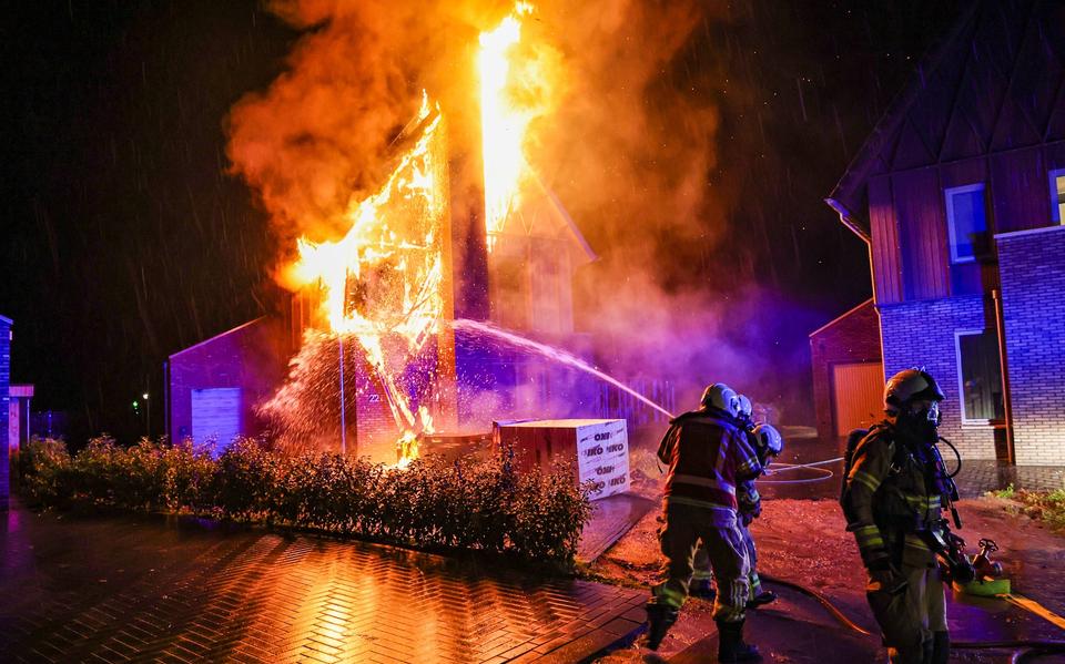Blikseminslag in nieuwe woning Leek. Buurman: ‘We probeerden de brand ...