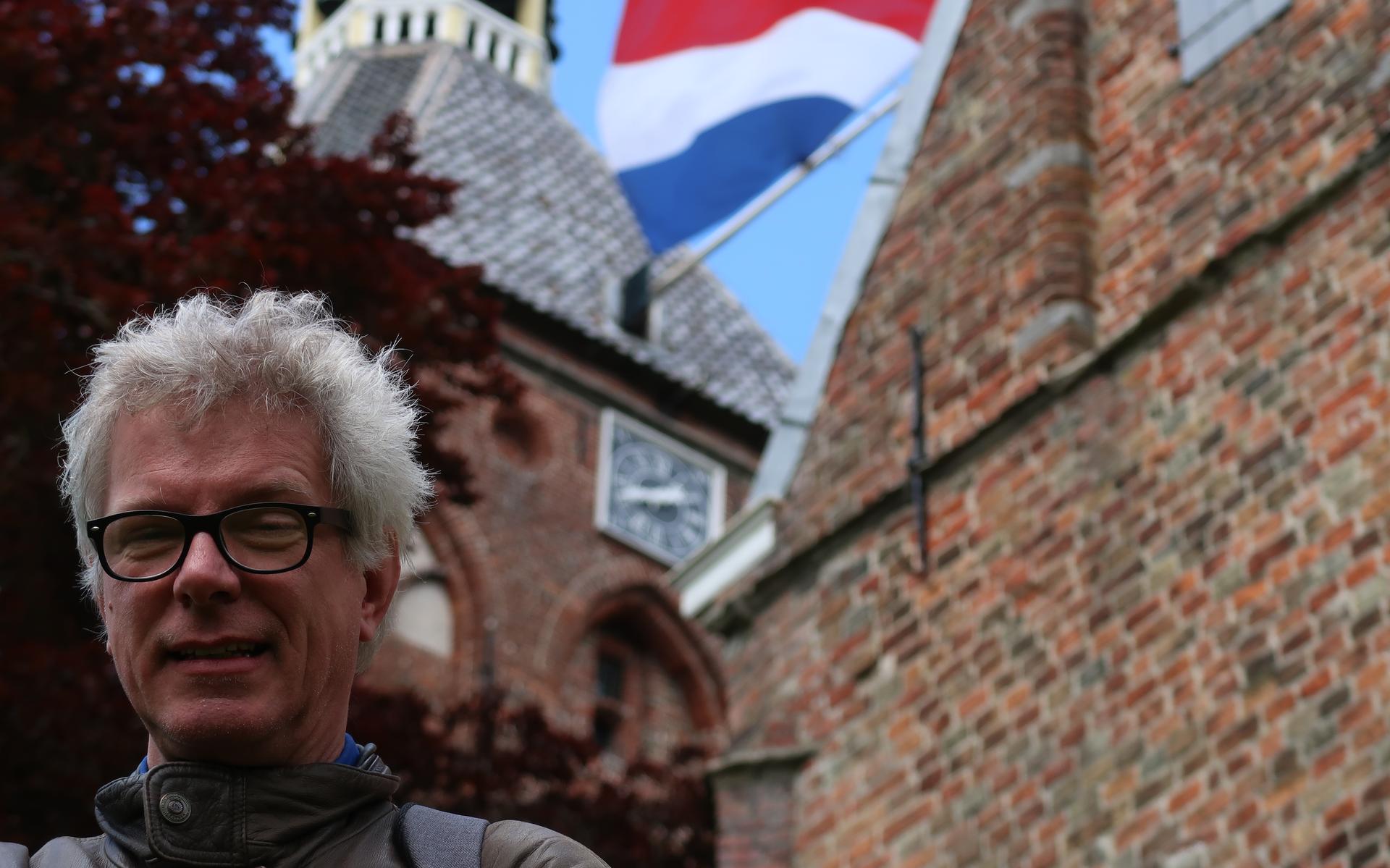 Beiaardier speelt lenteliederen op carillon in Middelstum (dat 4 en 5 ...