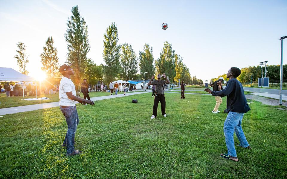 Gemeente Groningen vangt dit weekend honderd asielzoekers op in ...