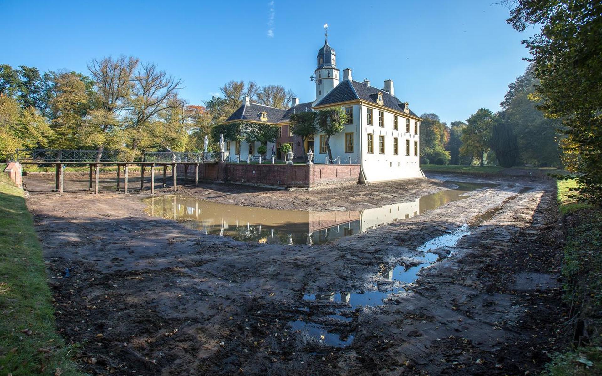Gracht om Fraeylemaborg drooggelegd voor schoonmaak en onderzoek ...