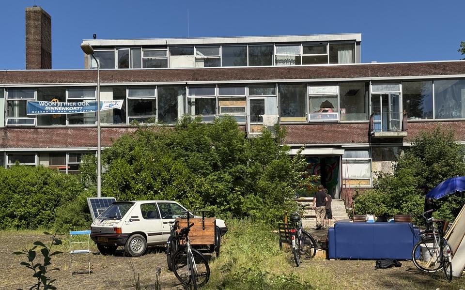 Verpauperd kantoorpand in Groningen gekraakt. ‘We willen er iets moois ...
