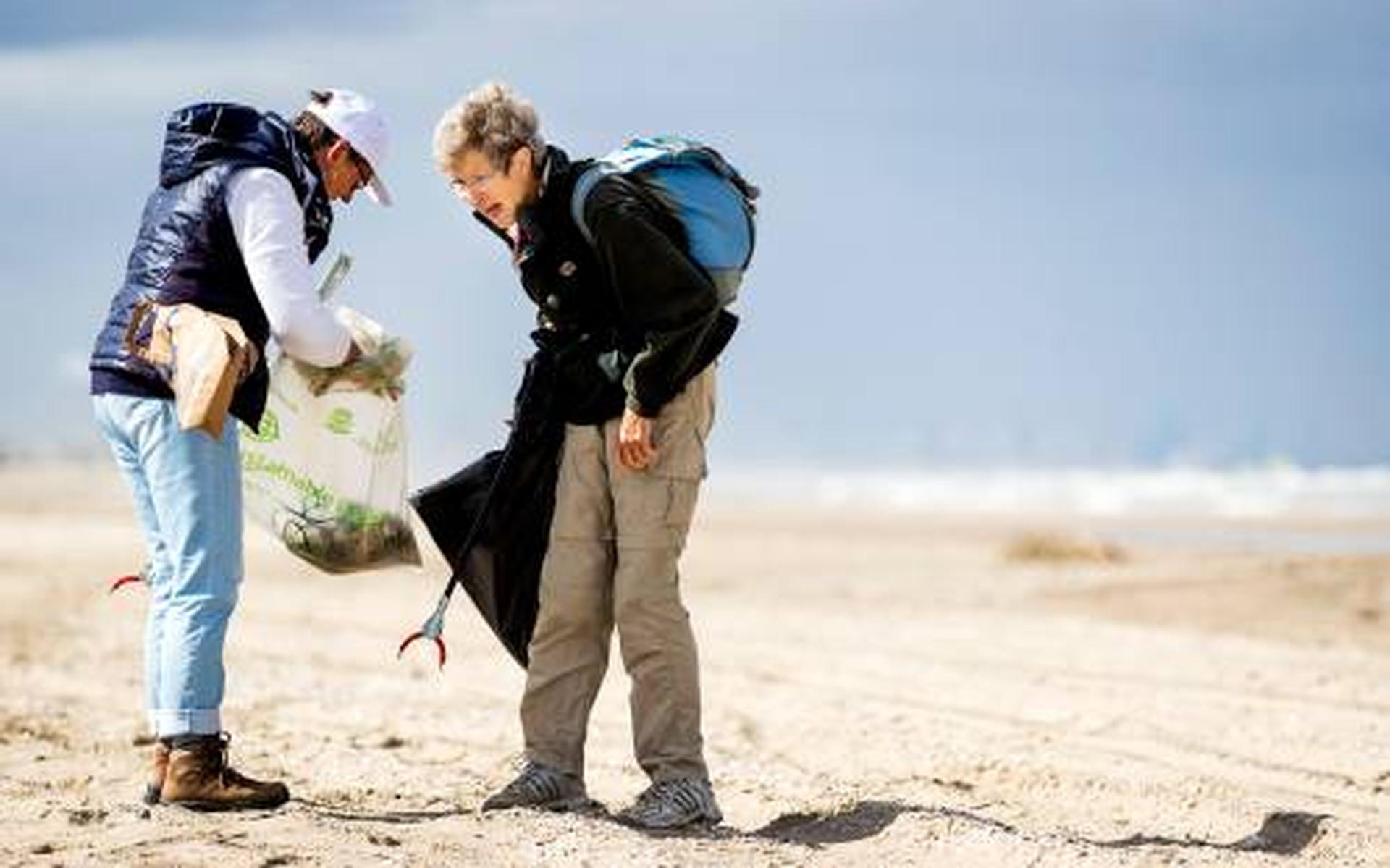 Vrijwilligers ruimen stranden op (onder meer op de Waddeneilanden ... Vrijwilligers ruimen stranden op (onder meer op de Waddeneilanden ...