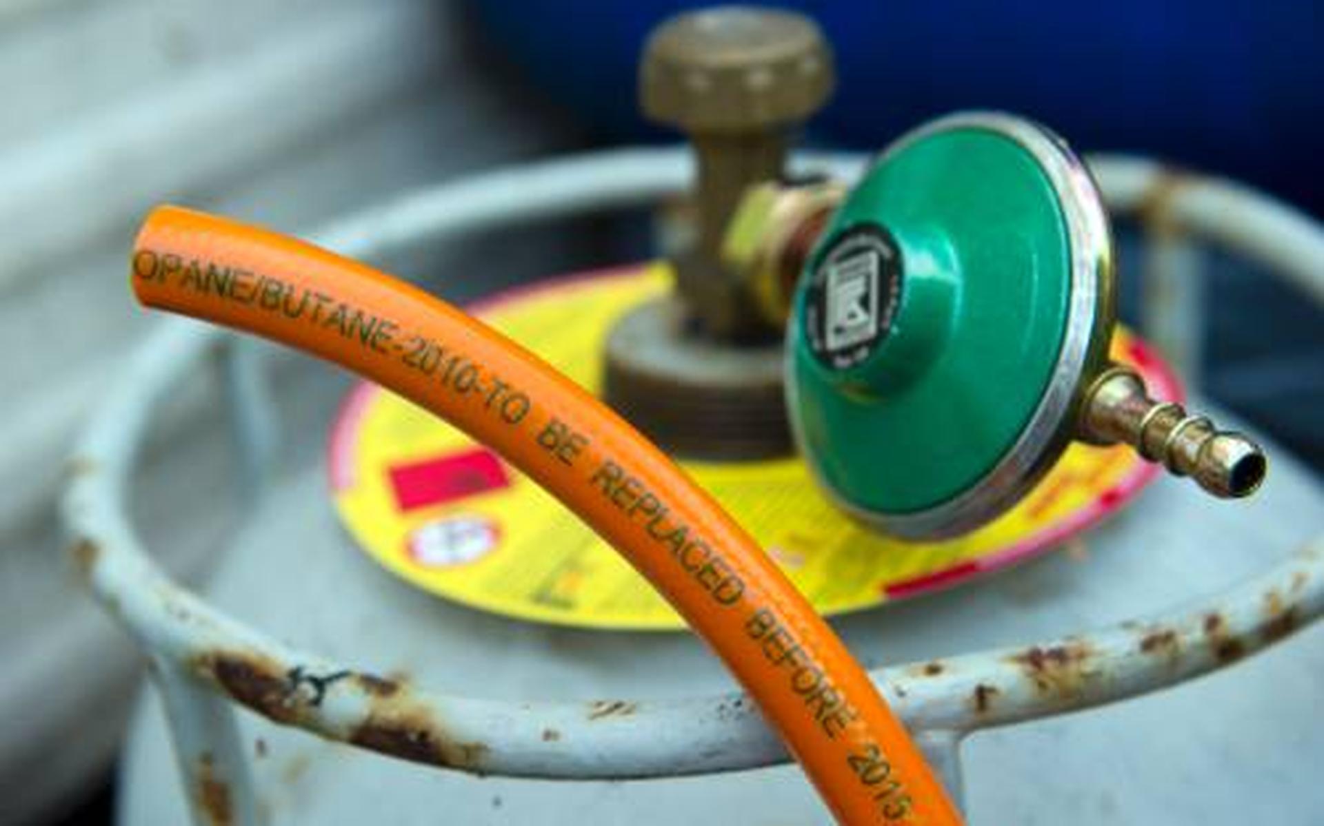 Paniek over auto met gasflessen bij fabriek - Dagblad van het Noorden Paniek over auto met gasflessen bij fabriek - Dagblad van het Noorden