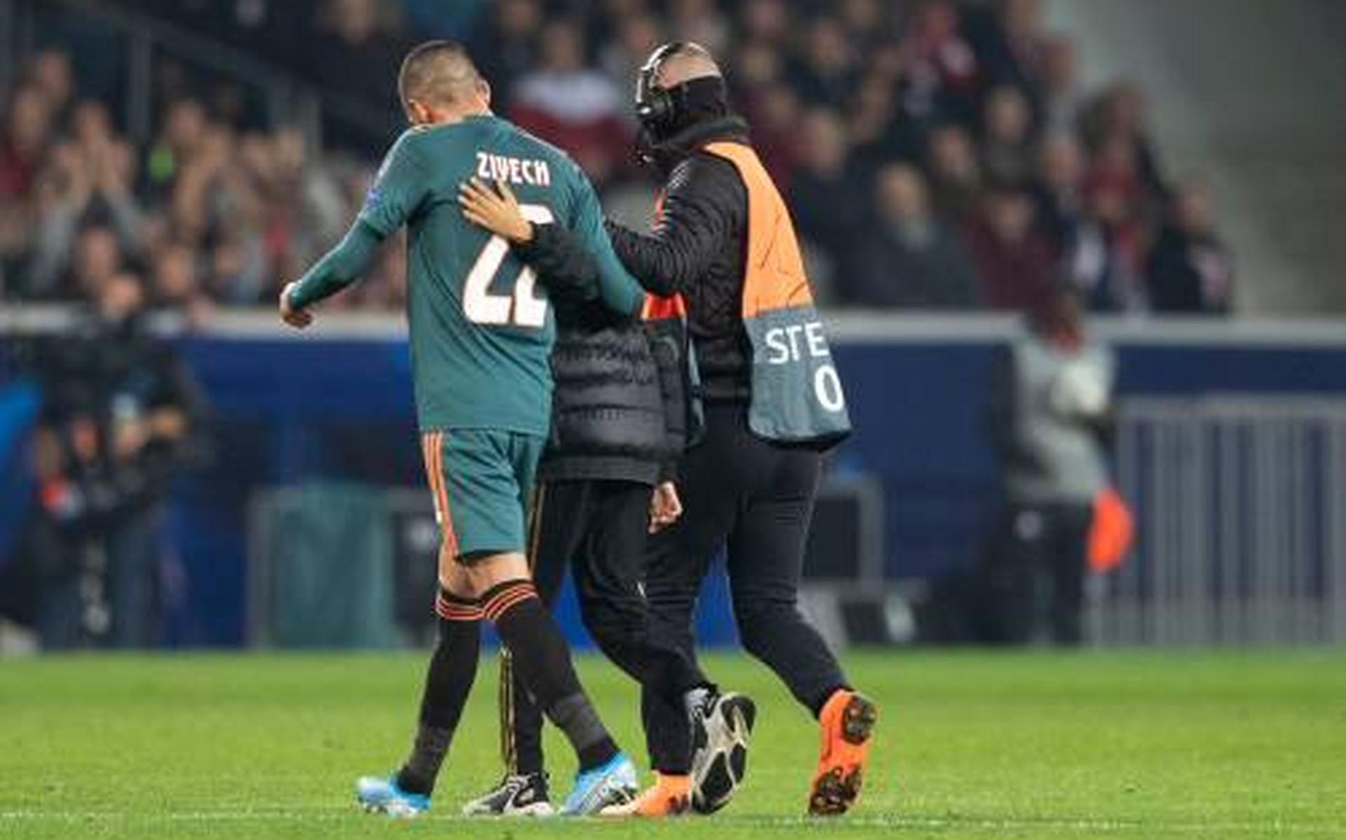 Ziyech tijdens duel verrast door jonge fan - Dagblad van het Noorden Ziyech tijdens duel verrast door jonge fan - Dagblad van het Noorden