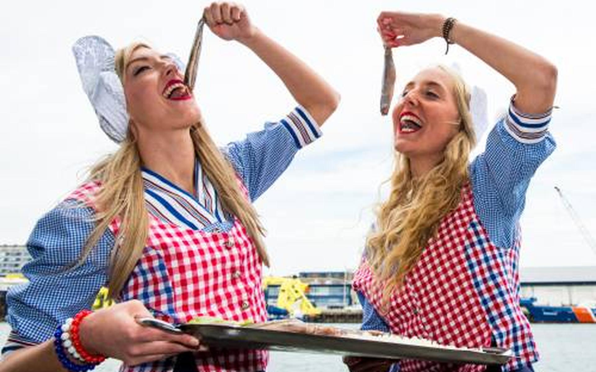 Eerste vaatje nieuwe haring onder de hamer - Dagblad van het Noorden