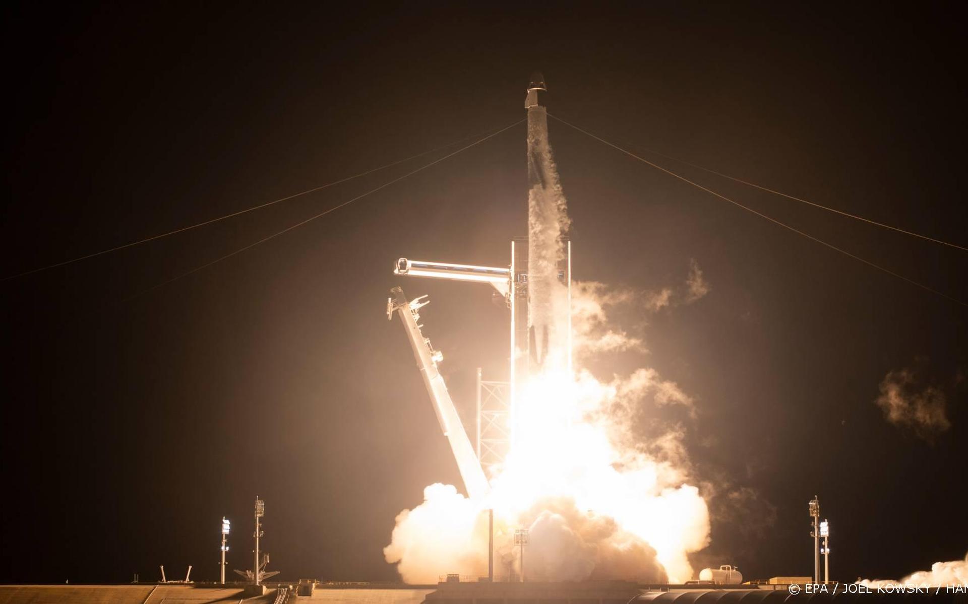 Ruimtecapsule Spacex Komt Met 4 Astronauten Aan Bij Iss Dagblad Van