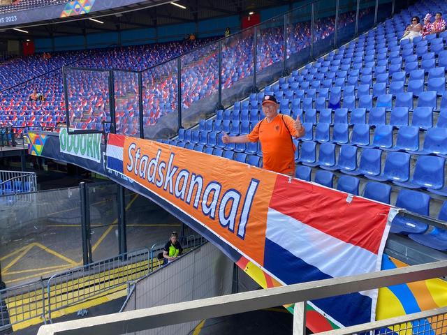 Beroemde oranje 'Stadskanaal-vlag' van Gert (73) mag niet mee het ...