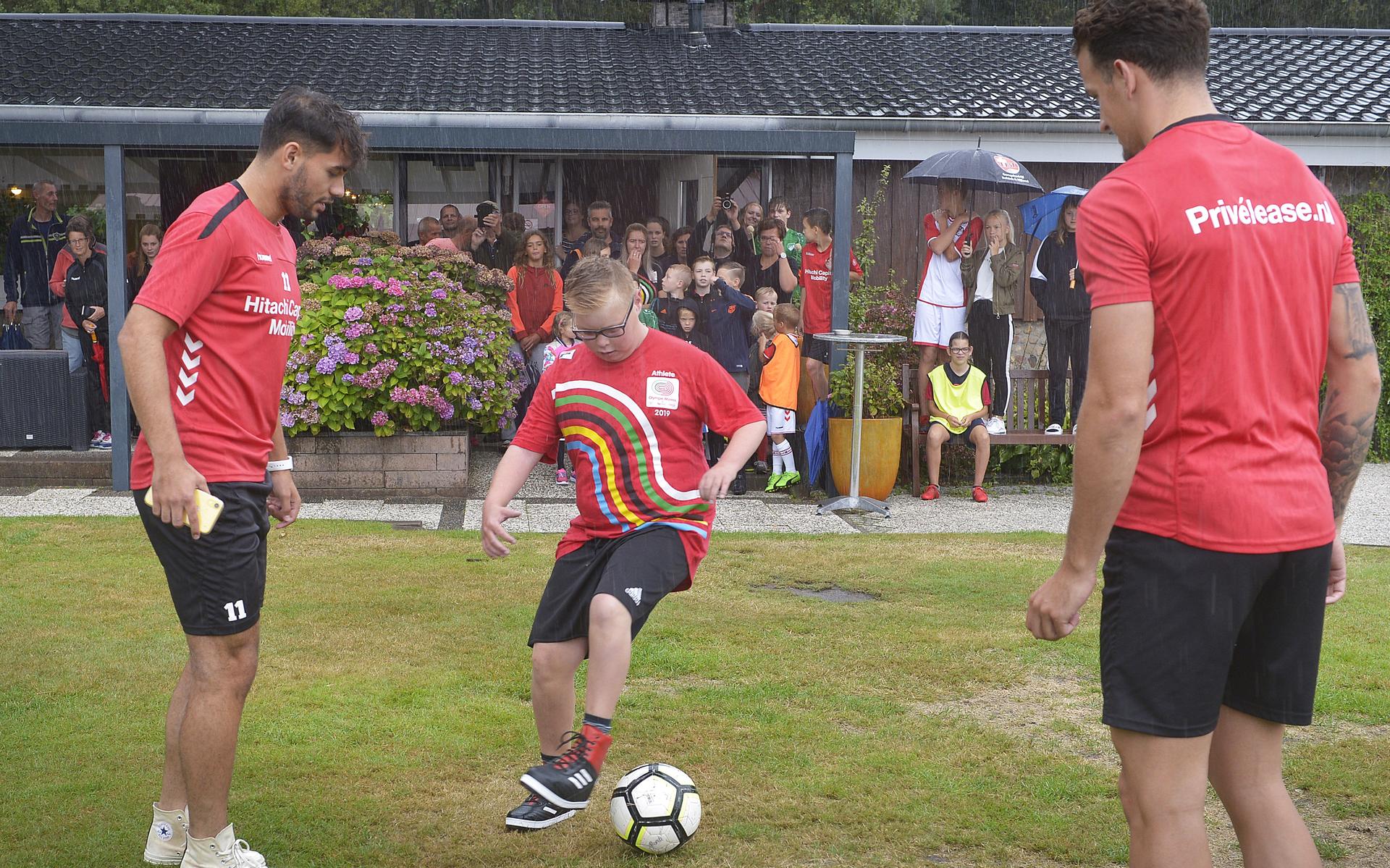 Wens gaat in vervulling voor Ruben (13) uit Aalden: hij krijgt speciale ...