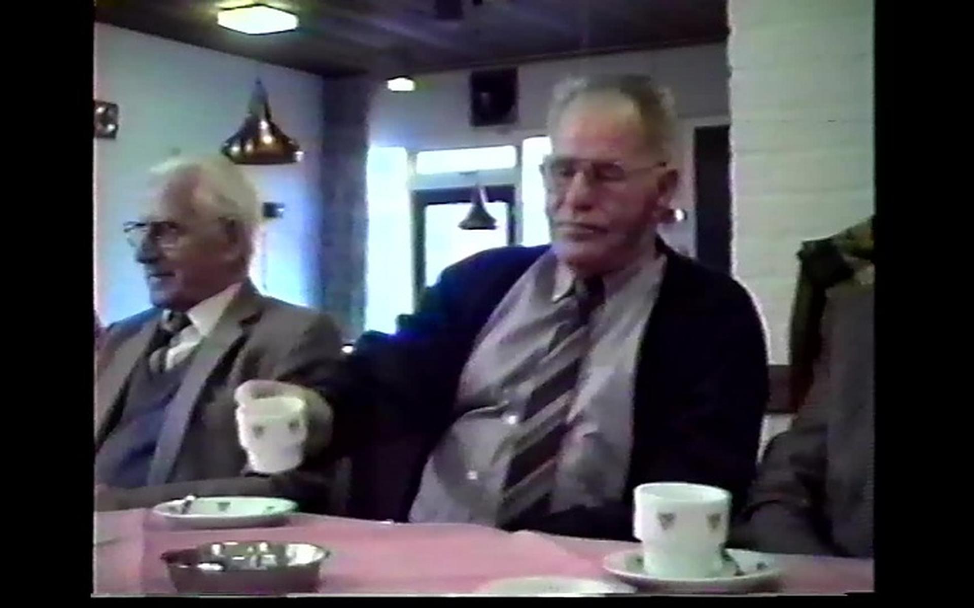 Ga terug naar 1994 en bekijk beelden van activiteiten voor senioren in ...
