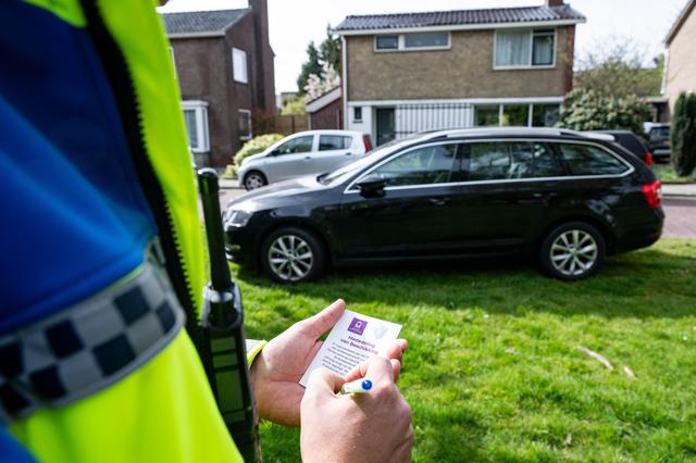Vergunninghouders in Hoogeveen beboet voor fout parkeren. ‘Parkeren ...
