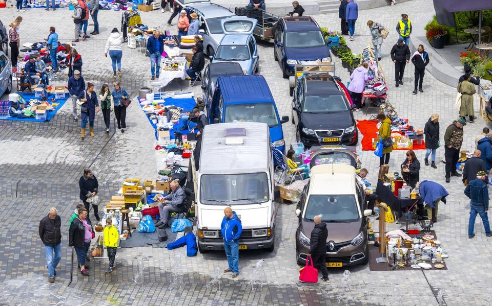Eerste kofferbakverkoop van het seizoen op De Brink in Assen - Dagblad ...