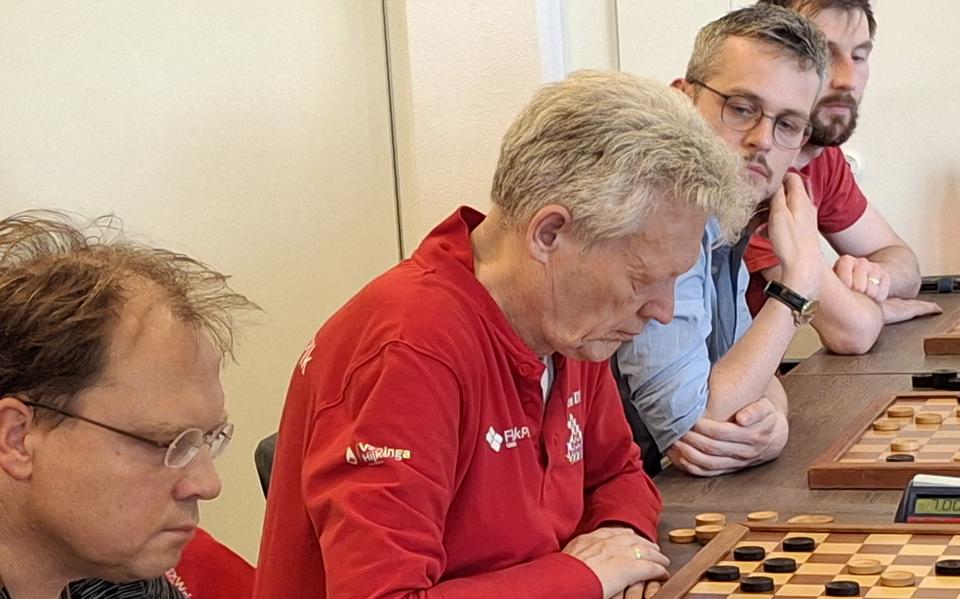 Dammers Hijken DTC schuiven door het oog van de naald naar vijfde ...