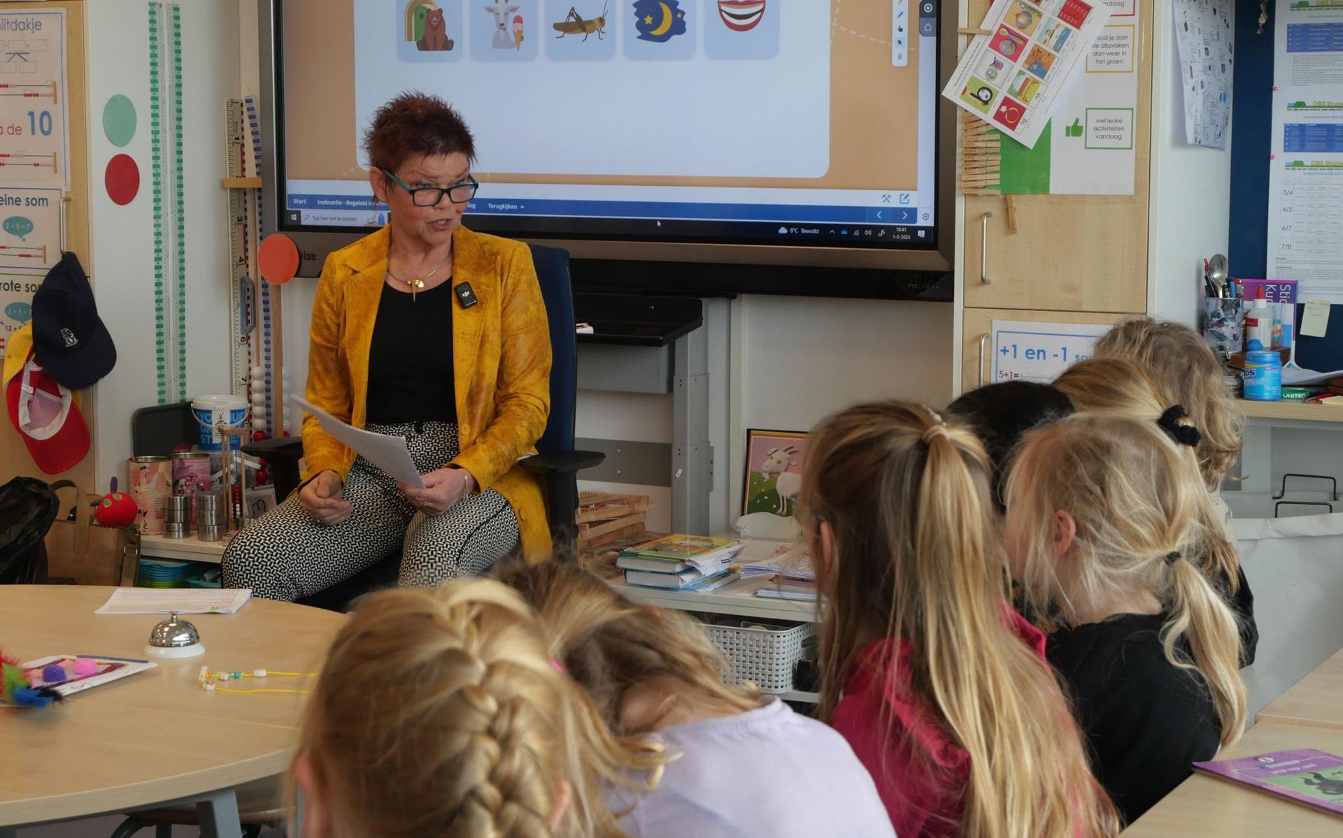 Raadslid Marjan Stel-Dost leest op obs Brunwerd in Uithuizen uit eigen ...