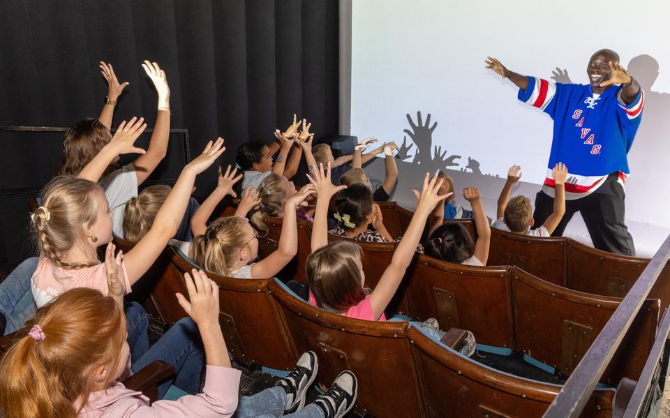 Naar de film op het schoolplein in Hoogeveen. Spannend, vooral tijdens ...