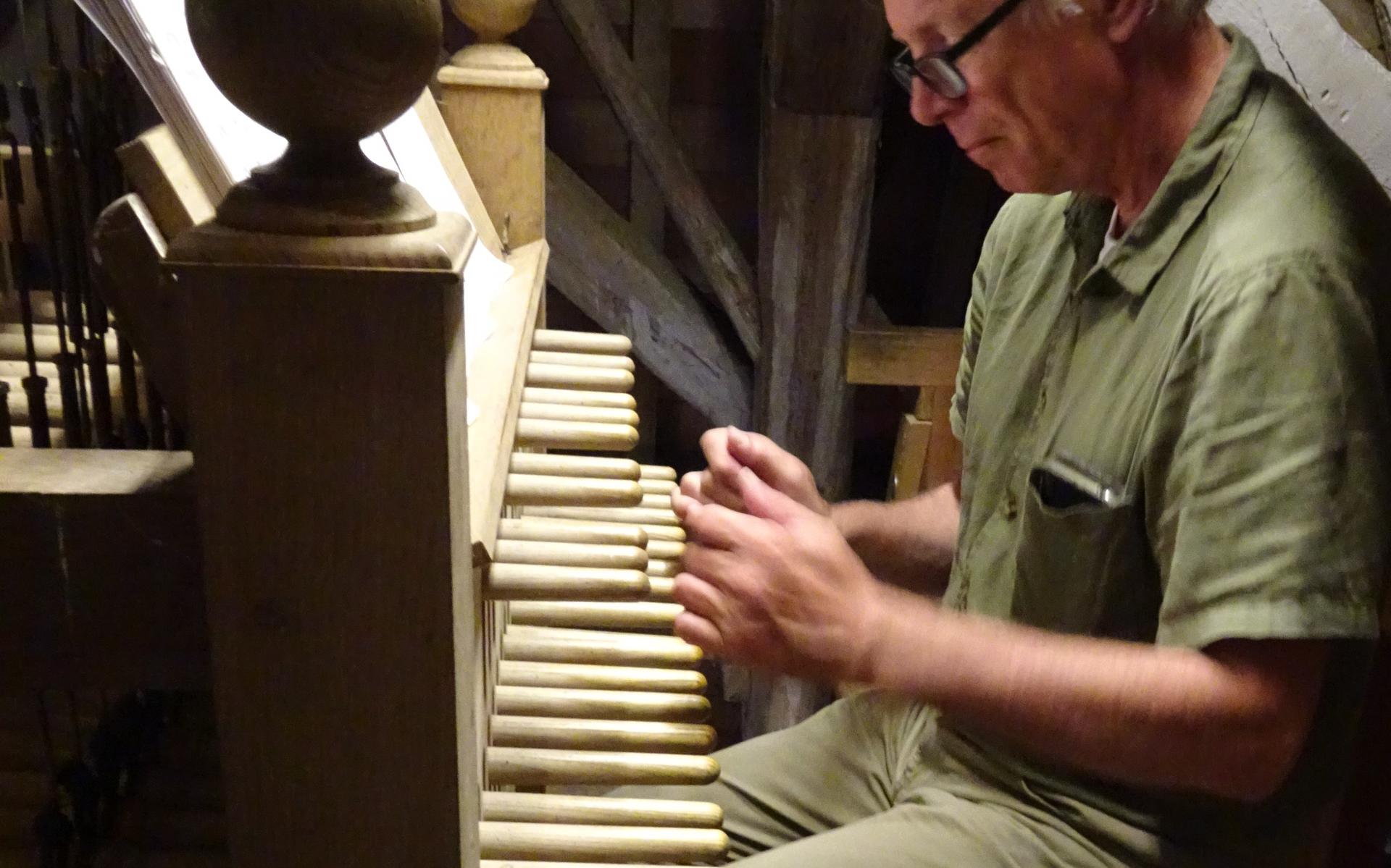 Beiaardier Henk Veldman speelt Italiaanse barokmuziek op het ...