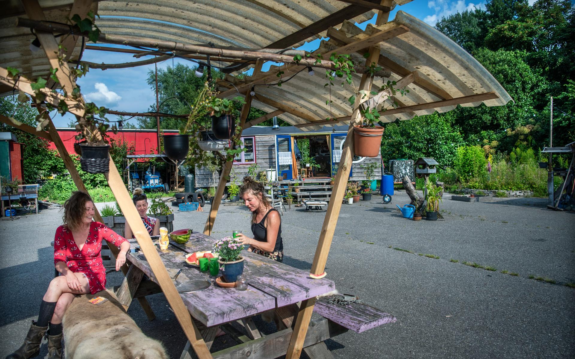Stadsnomaden koesteren hun manier van leven. De gemeente wil dat ze ...