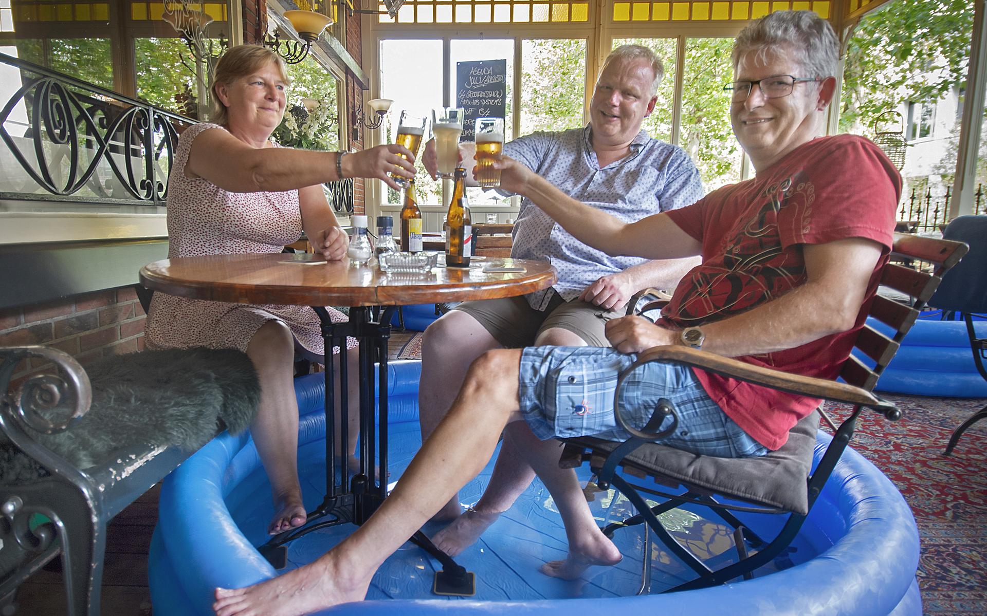 Opblaasbadjes bieden verkoeling op het terras in Emmen - Dagblad van ...