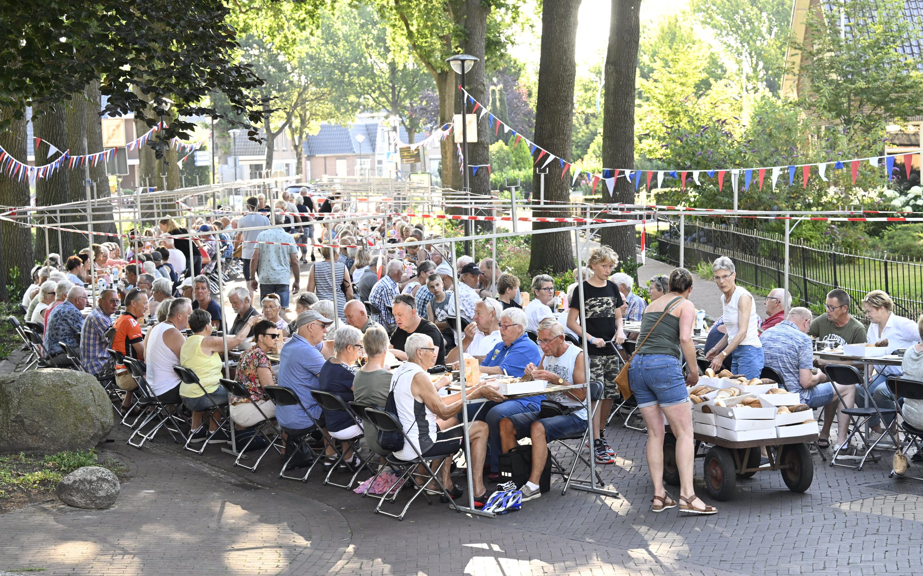 Westerbork begint een dag eerder met de Fiets4Daagse: versierde ...
