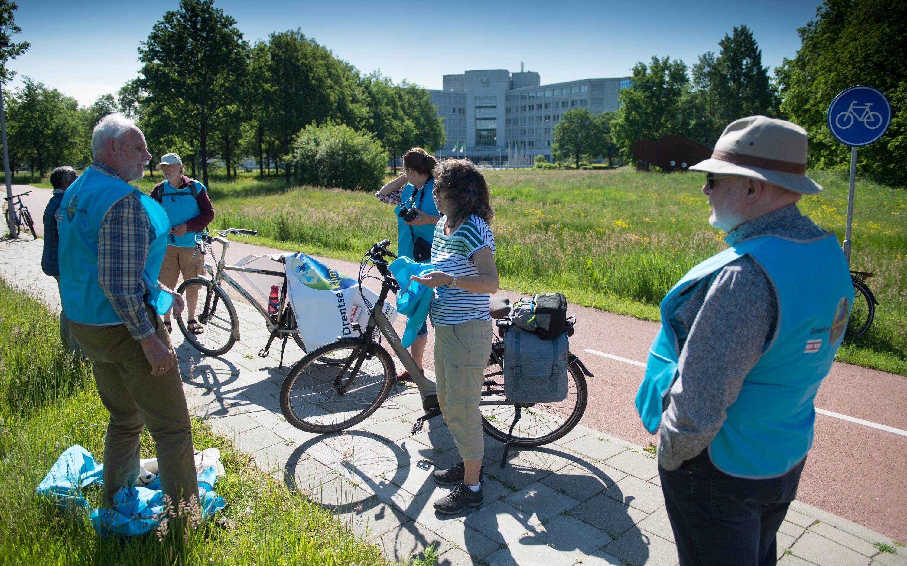Actievoerders fietsen van hoofdkantoor 'vervuiler' NAM in Assen naar ...