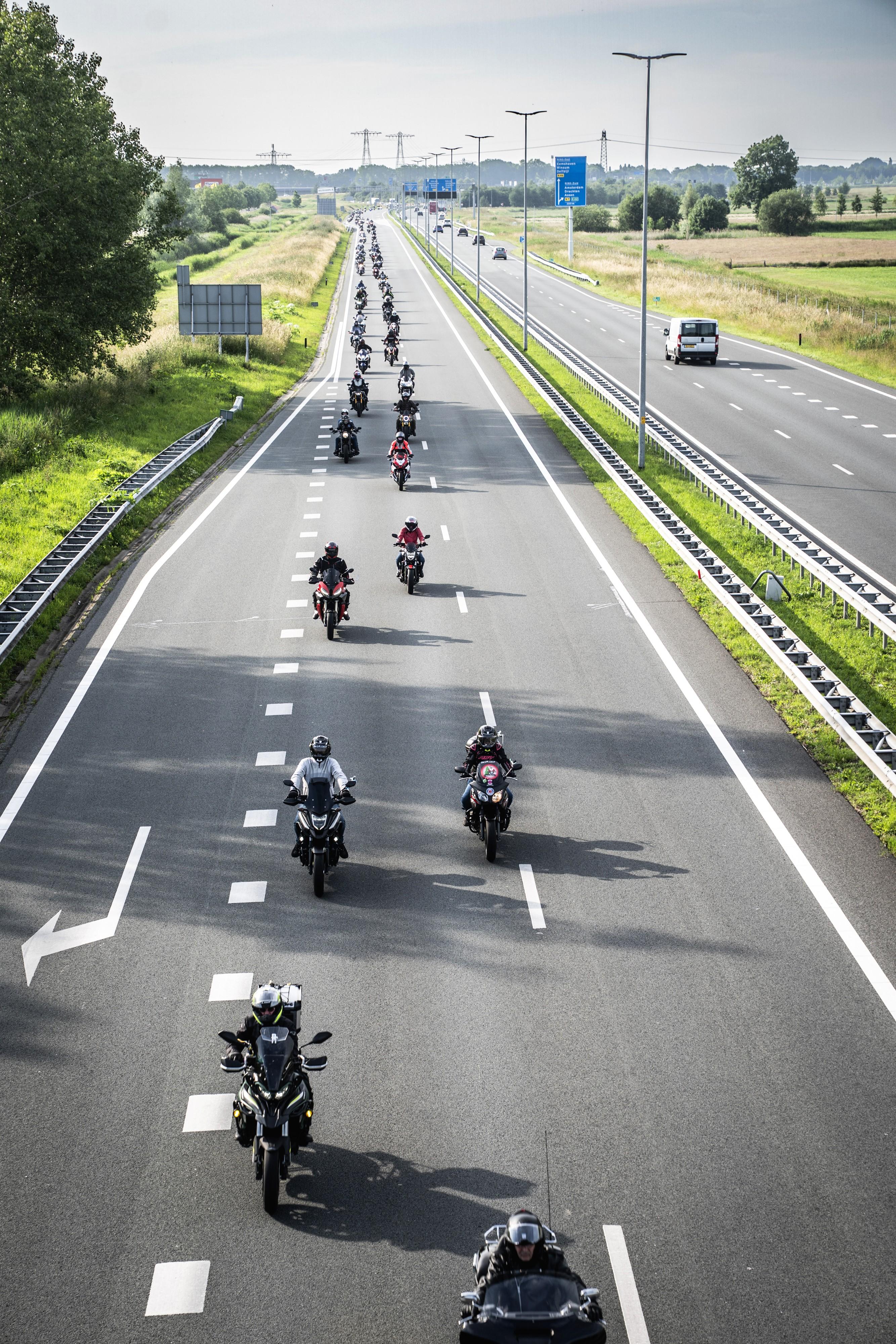Vele honderden rijden mee met de laatste rit van de verongelukte Laura ...