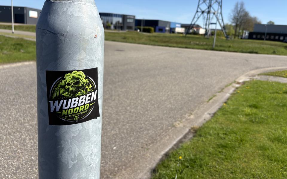 Stickers met tekst 'ziekmakend bedrijf’ op lantaarnpalen rond Wubben ...