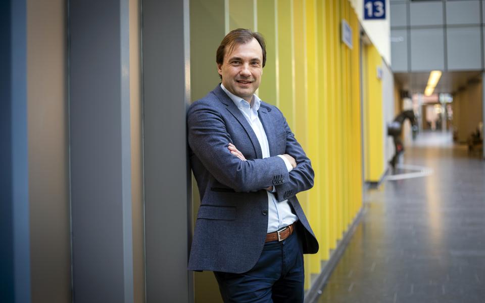 Alex Friedrich is de briljante viroloog van het UMCG die is besmet met ...