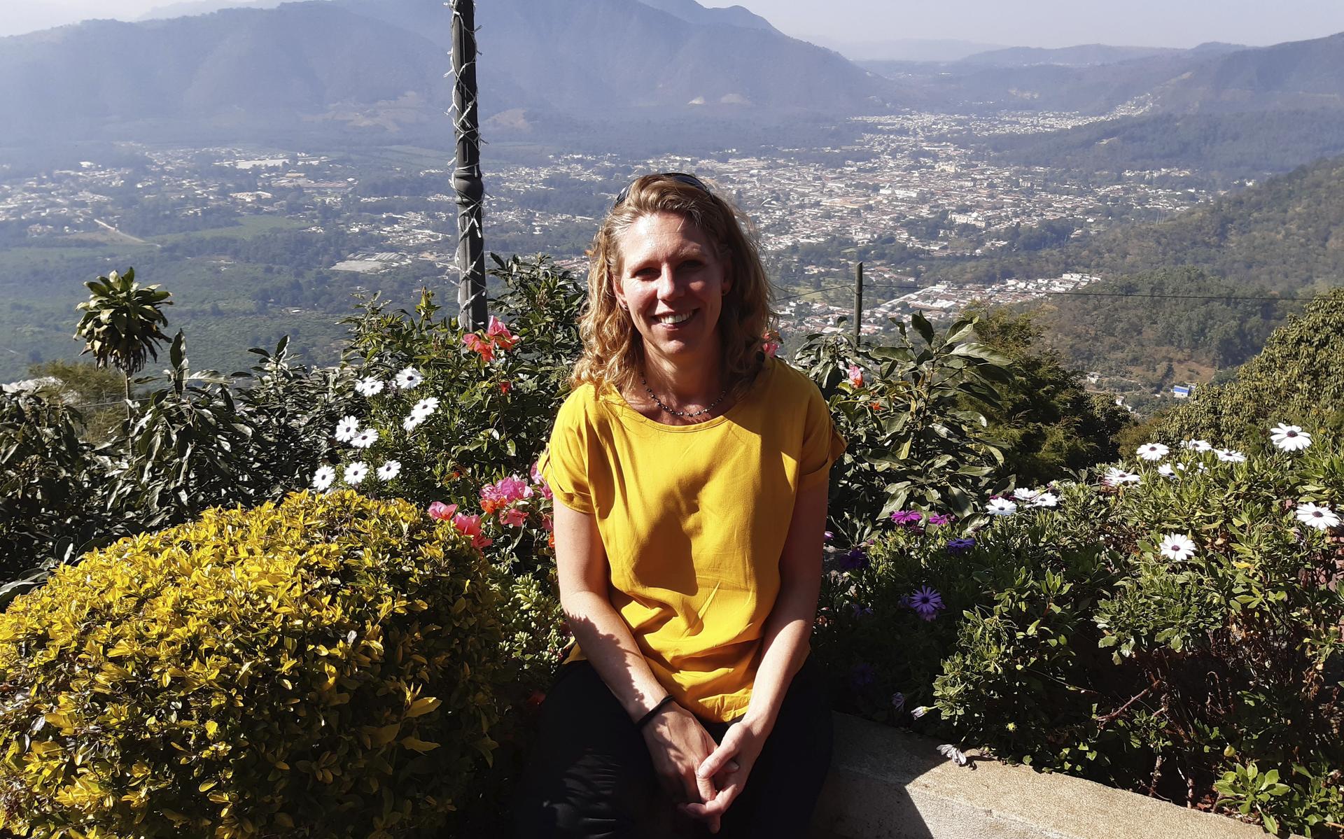 Manon Derks uit Emmen, al een kwart eeuw thuis in Guatemala. En nu is ...