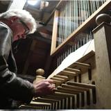 Henk Veldman kruipt in coronatijden vaker achter carillon Hemonykerk in ...