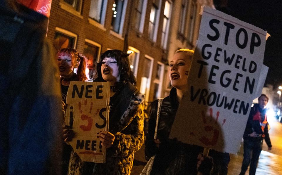 Protest tegen geweld tegen vrouwen in Groningen: 'Wat ze ook draagt ...