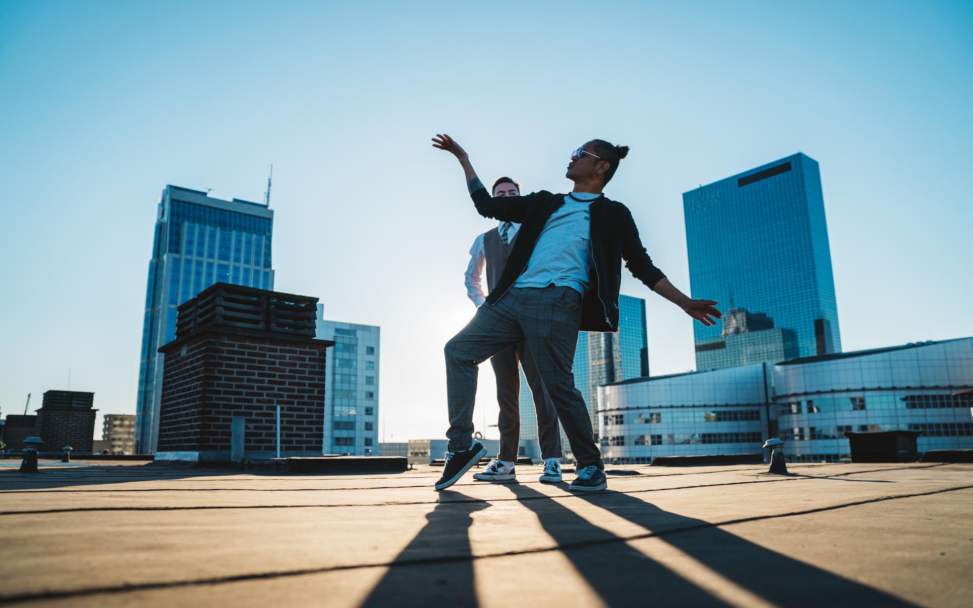 Twee dansers, één dj en de skyline van Stad. ISH Dance Collective uit ...