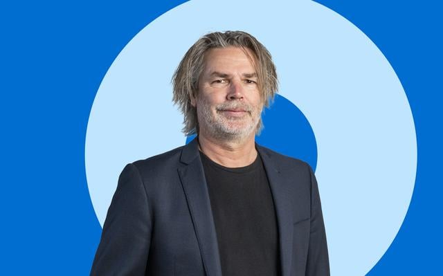 We lezen op het papiertje: ‘Speel mee met onze WK 2026 poule!’ De ...