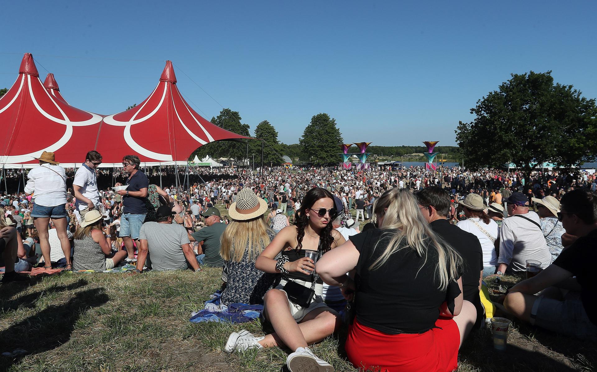 Tropisch Hello Festival in Emmen. Publiek geniet van optredens van ...