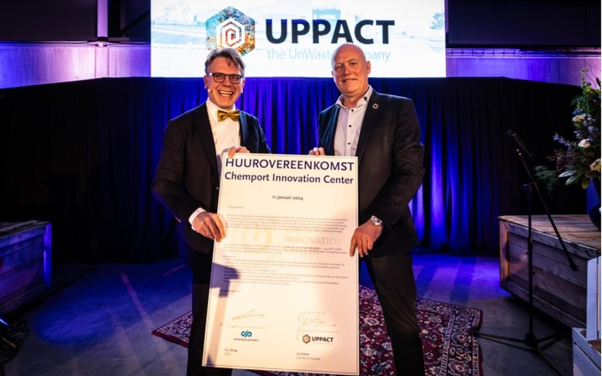 Demofabriek UPPACT maakt palen en planken uit plastic en textielafval ...