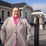 Annie Drogt (59) uit Coevorden draagt haar opgespelde lintje met trots ...