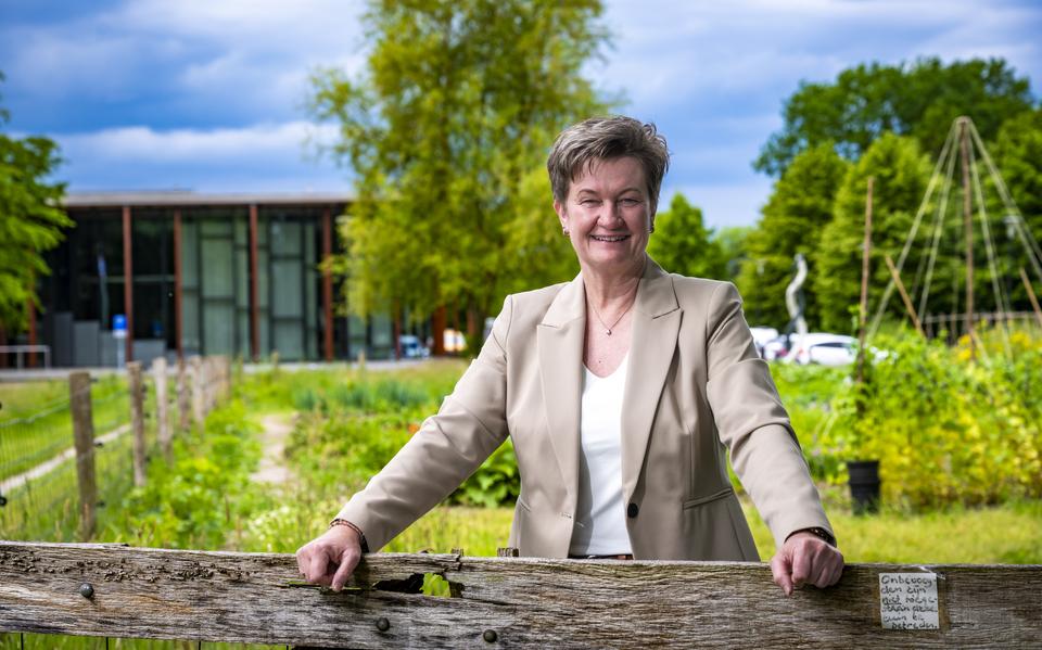 Het geheime wapen van ambtenarenbaas Debbie (52) is de satéprikker ...