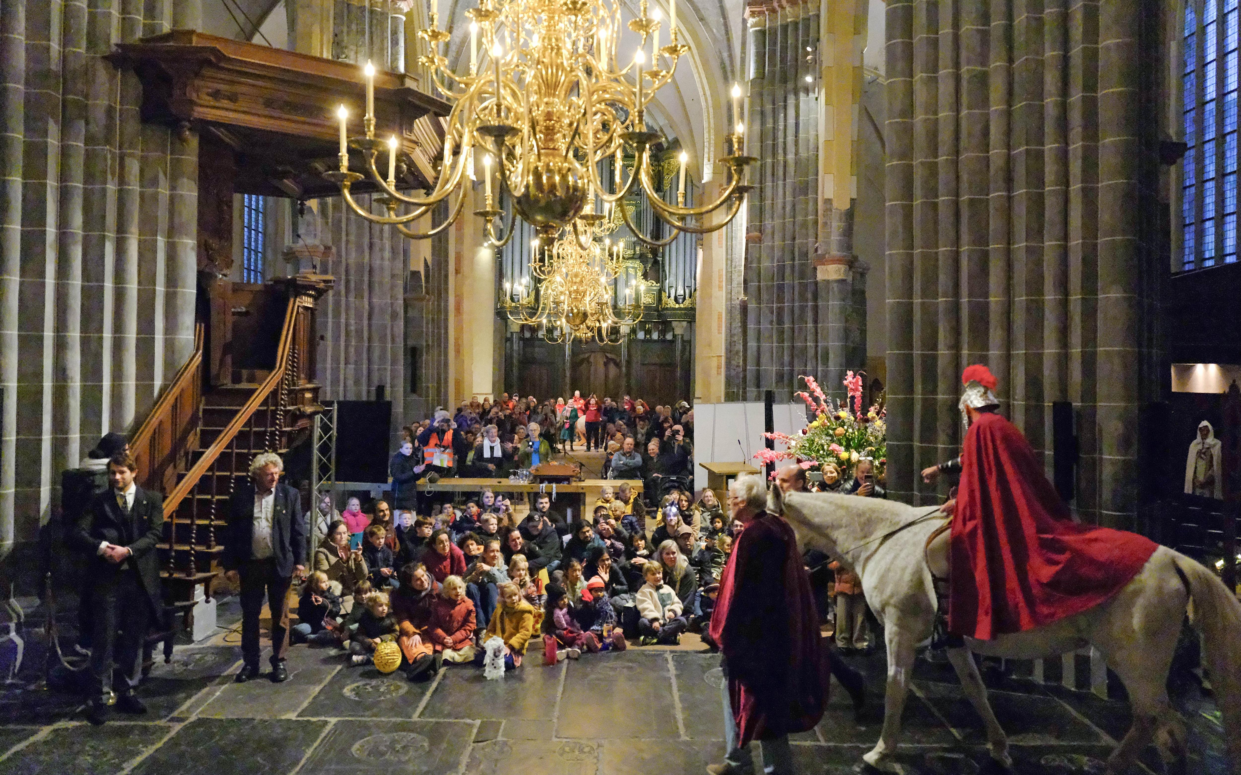 Lampionnen meanderen door Stad. Volgend jaar wordt Sint Martinusoptocht ...