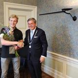 Nederlands kampioen judoka Lars van Oostrum uit Wildervank gehuldigd ...