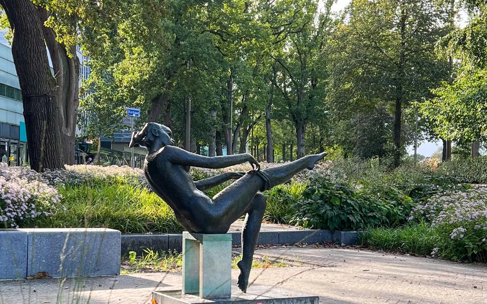 Bronzen Danlon-beeld van Kousenmeisje in centrum van Emmen vernield ...