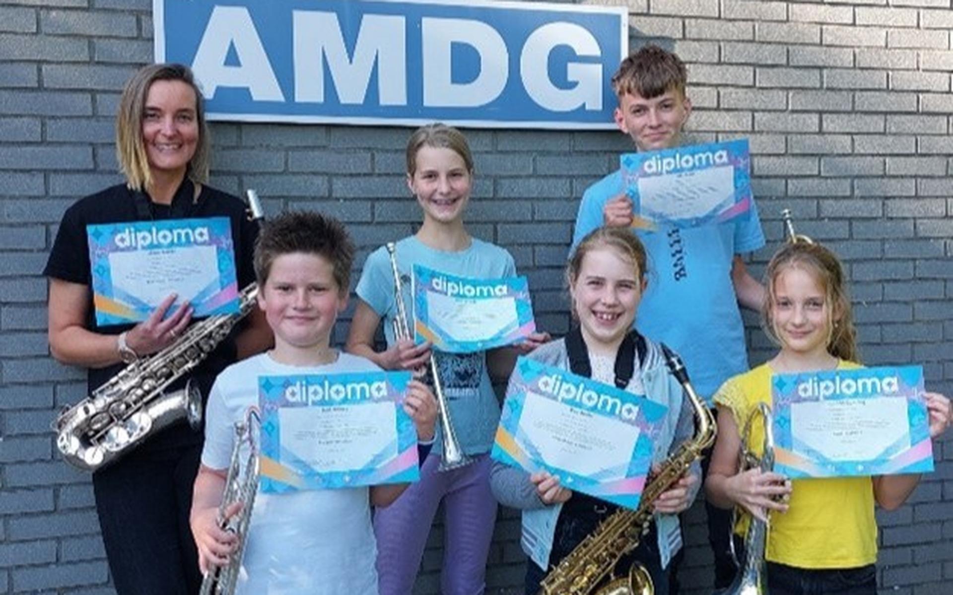 Blije gezichten bij muzikanten AMDG Beilen na behalen van diploma ...