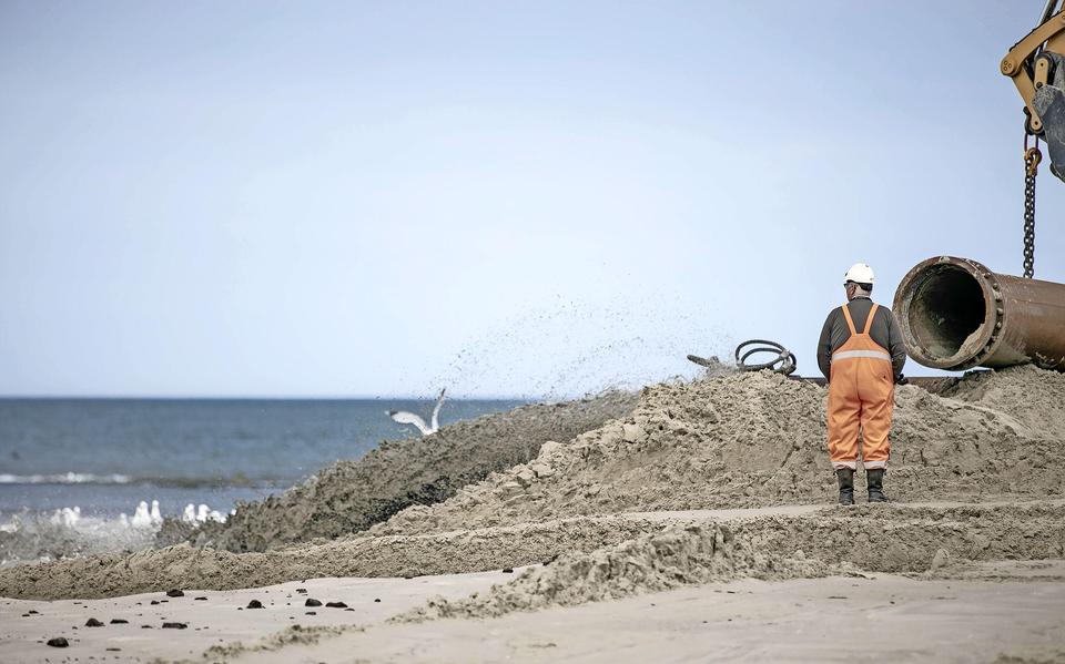 Opspuiten zand op strand Texel trekt veel bekijks (en biedt meeuwen een ...