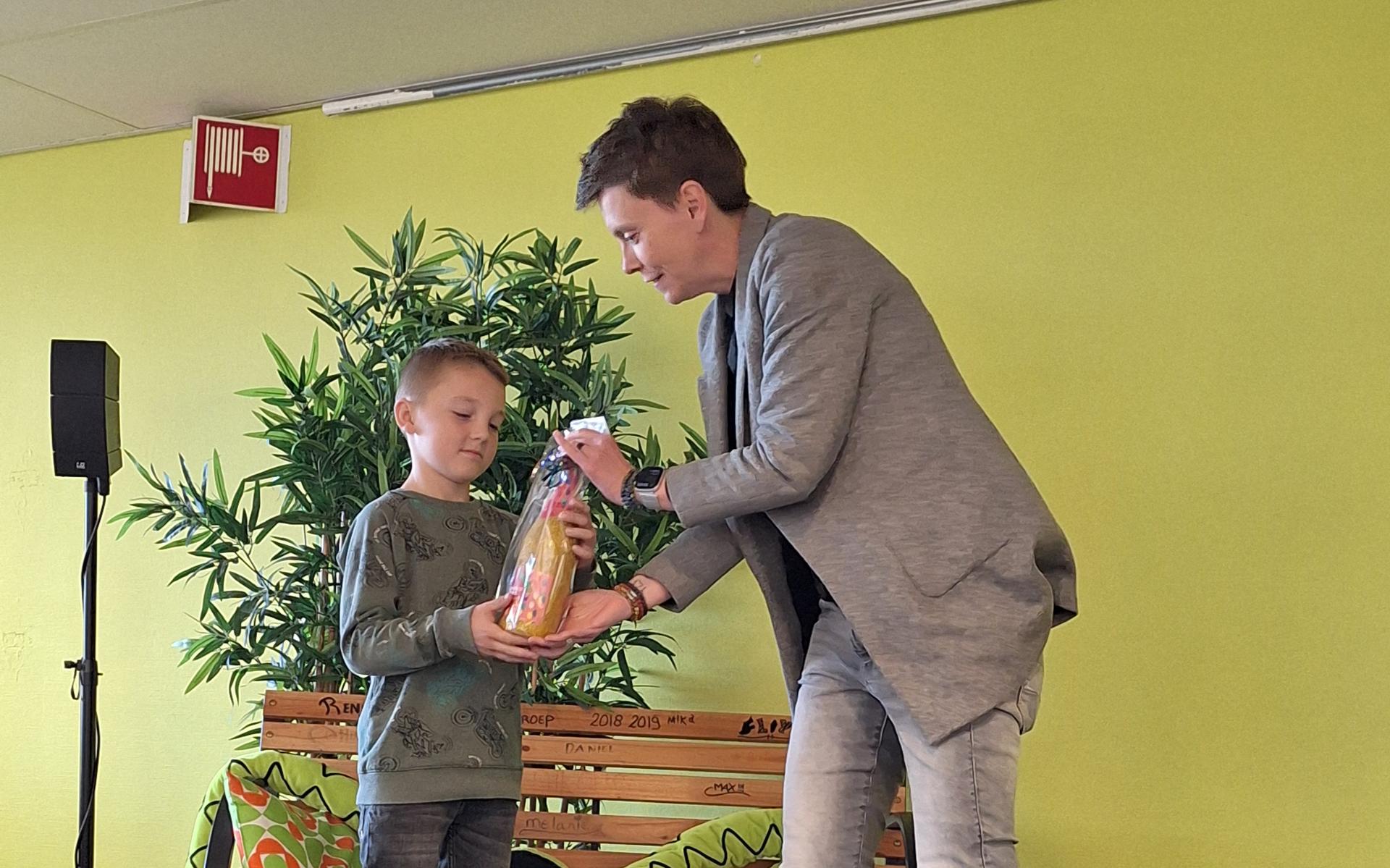 Huldiging Nederlands kampioen grasbaanraces Raymond Hummel te midden ...