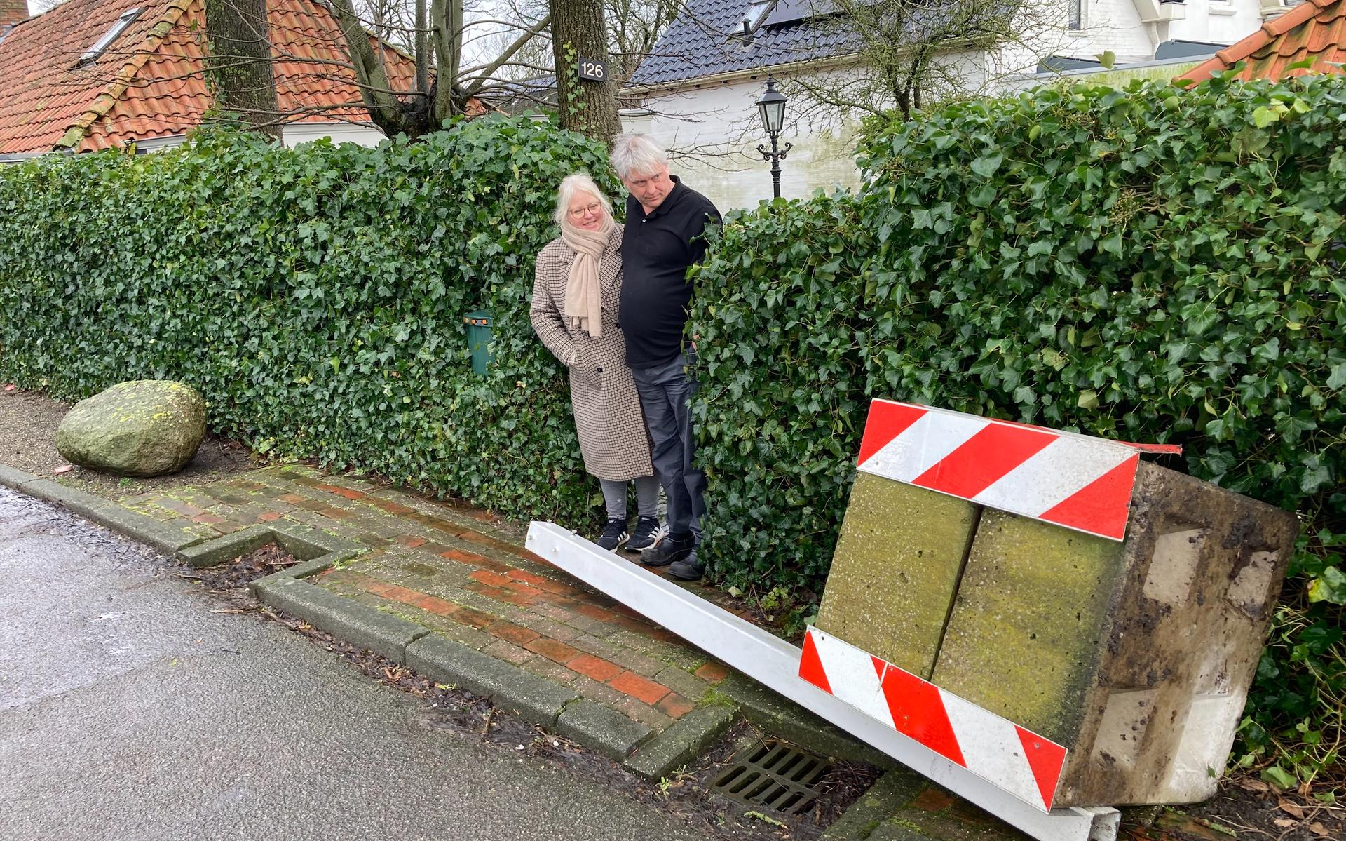 Het ging maar net goed voor Roy en Ella Wils op de Tjamsweerbrug in ...